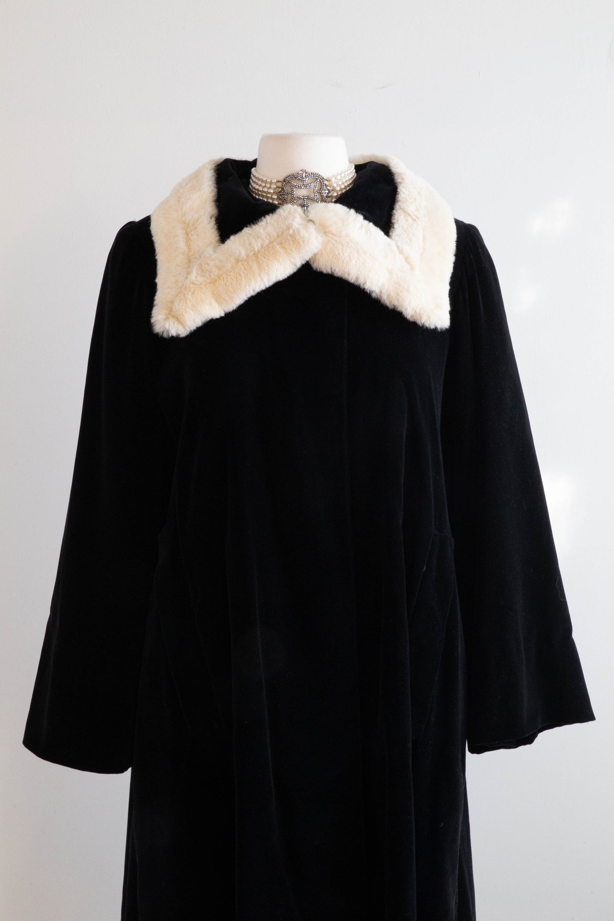 Dramatic 1940's Black Velvet Opera Coat With Fur Collar / Medium ...