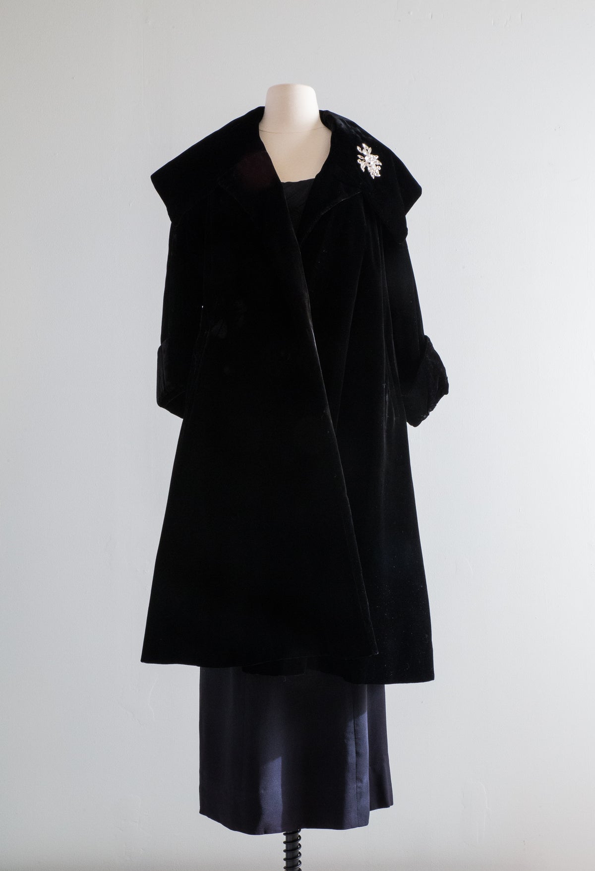 Dramatic 1950's Black Velvet Opera Coat With Huge Shawl Collar / Mediu ...